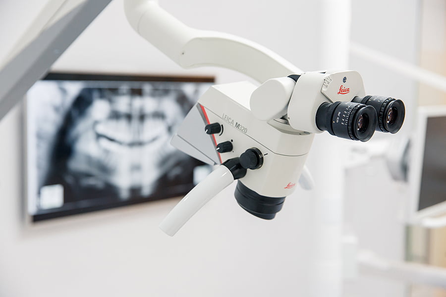 Tratamentul cariilor la microscop. Plombe la microscop.