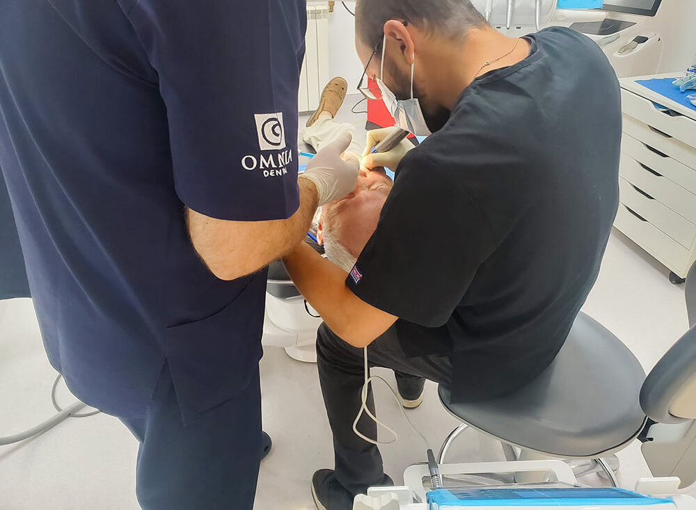Care este soluția optimă: păstrarea dintelui natural sau înlocuirea sa ...